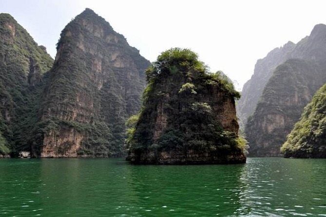 Private Day All-inclusive Tour to Longqingxia Gorge and Badaling Wildlife World - Tasting Local Flavors with a Regional Lunch