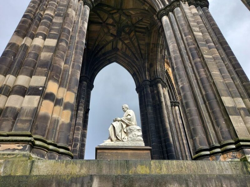 Private Discovery Tour: Edinburgh's Strange & Secret History - Transitioning to New Town’s Elegance
