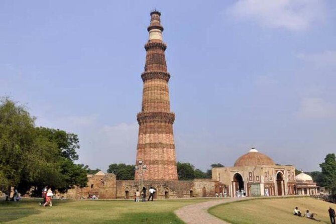 Private Full-Day Tour visit Old and New Delhi with Rickshaw Ride - A Day in Delhi: From Majestic Mosques to Historic Monuments