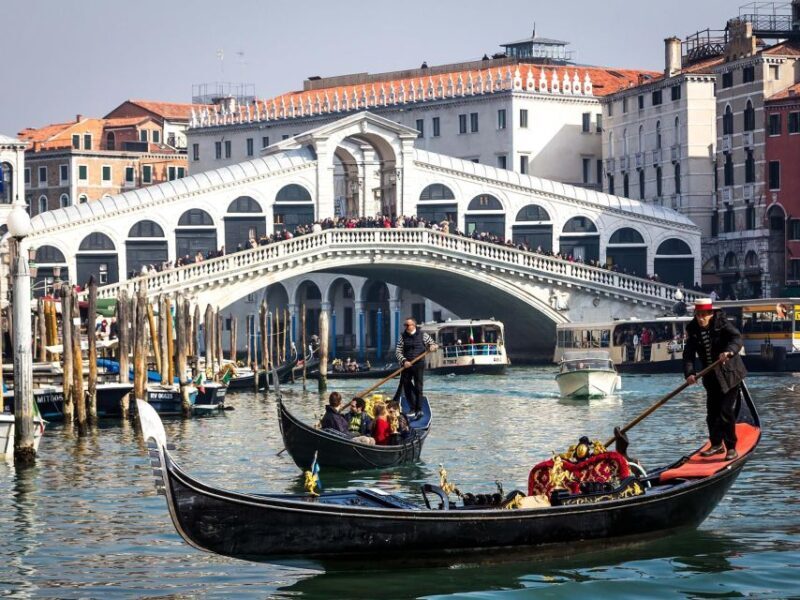 Private Gondola: Basilica della Salute & Secret Canals - The Experience of a Gondola