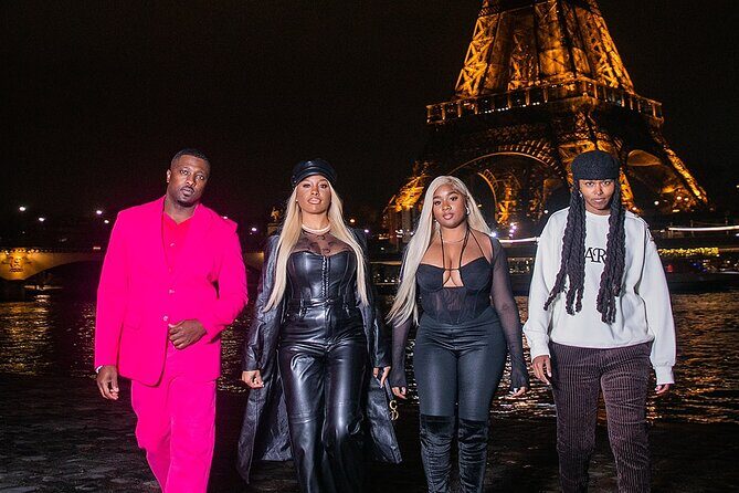 Private Guided Photoshoot at the Eiffel Tower in Paris - Photos and Delivery