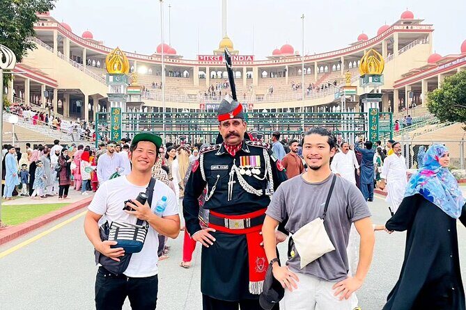 Private Lahore Full Day Sightseeing Tour - Starting with Lahore Fort: The Heart of the Old City