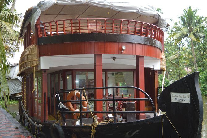 Private luxury Houseboat trip at Alleppy Backwaters. - Key Points