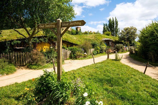 Private Luxury Tour From Auckland to Hobbiton Movie Set and Rotorua for couples - Who Should Consider This Tour?