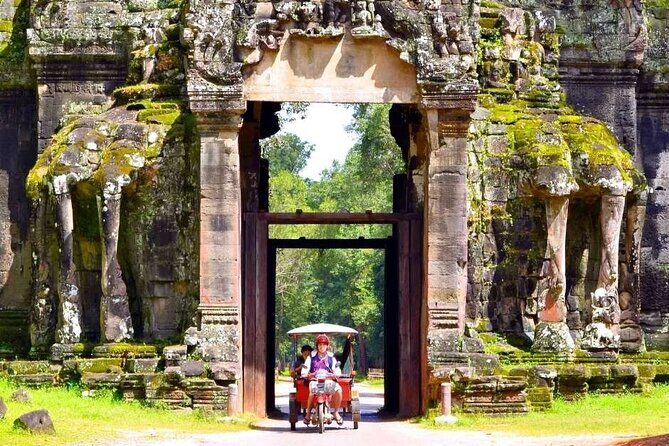 Private must-visit Temples Tour with Guide & Tuk Tuk - Key Points