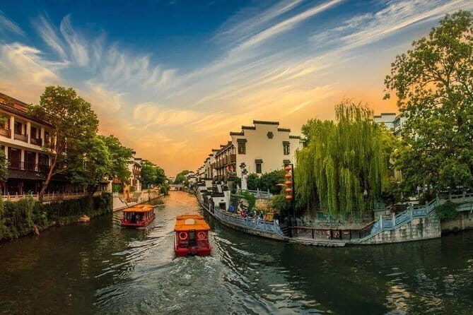 Private Nanjing Layover Tour to Confucius Temple and City Wall - Key Points