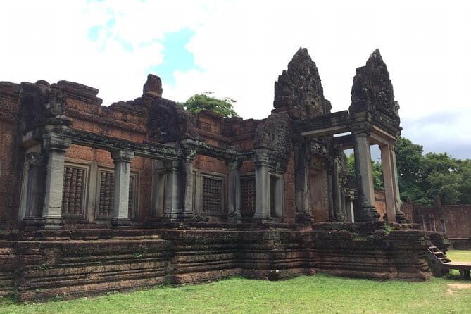 Private One Day Exploration at Thousands of Linga, Kbal Spean and Lady Temple - Visiting Banteay Srei: The Pink Temple of Fine Carvings