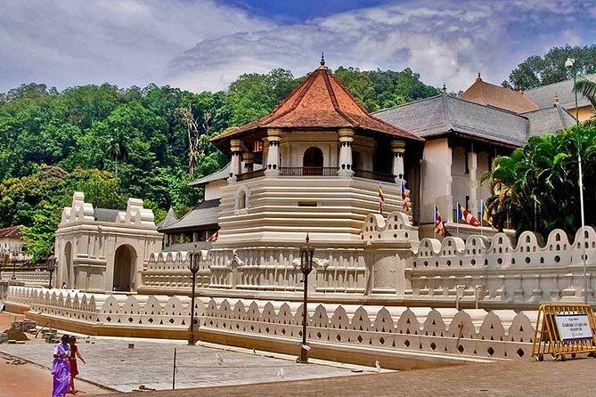Private One day Tour to the Last remaining Kingdom "Kandy" in Sri Lanka. - Key Points