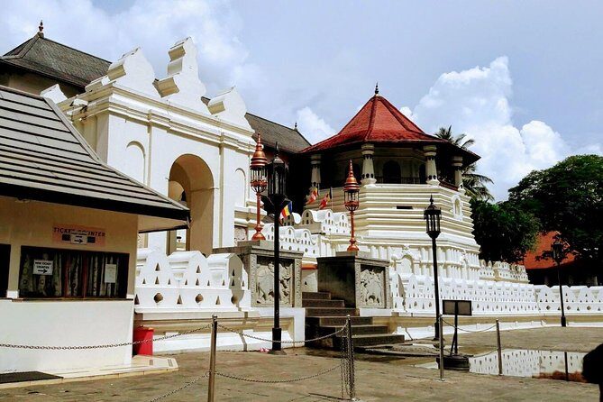Private One day Tour to the Last remaining Kingdom "Kandy" in Sri Lanka. - In The Sum Up