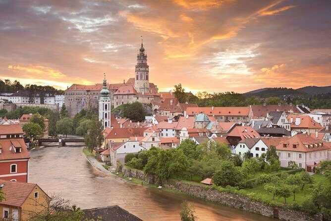 Private One-Way Sightseeing Transfer from Prague to Vienna via Cesky Krumlov - The Pros and Cons