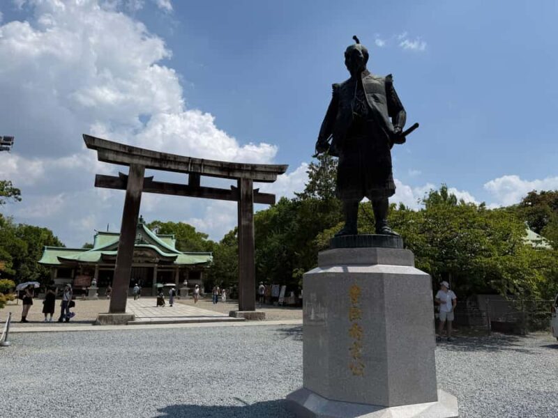 Private Osaka Castle and Hokoku Shrine with Local Guide - Key Points