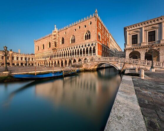 Private Photoshoot on Personal Gondola in Venice - Key Points