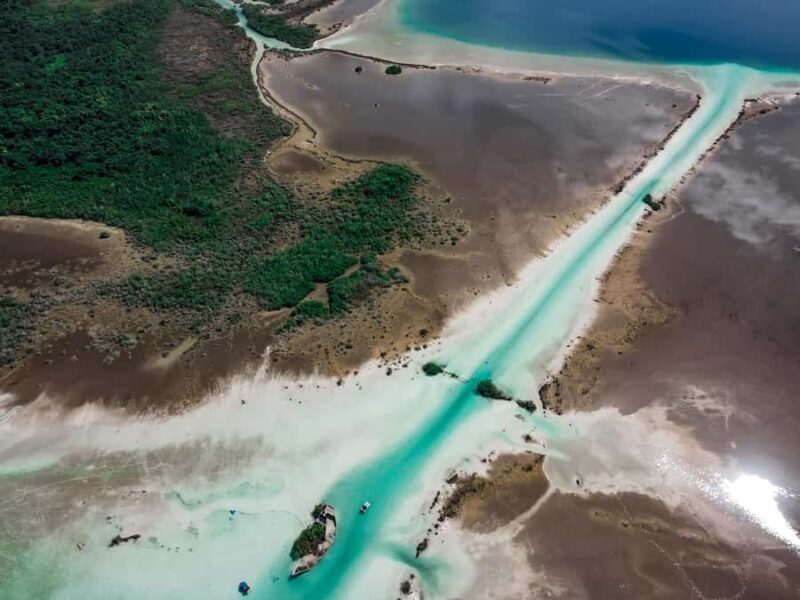 Private pontoon tour in the seven colors Bacalar lagoon - The Boat and Logistics