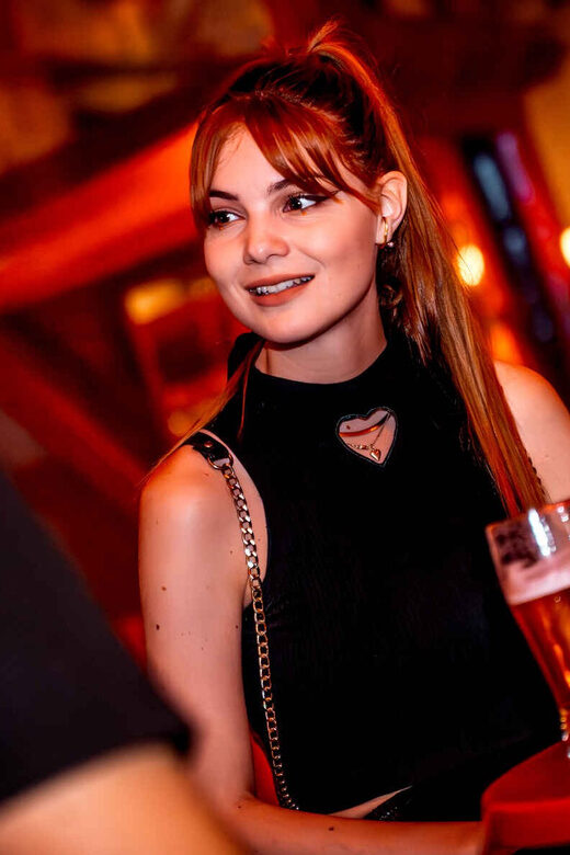 Private Pub Crawl Budapest With VIP Entry - Authentic Experiences and Genuine Value