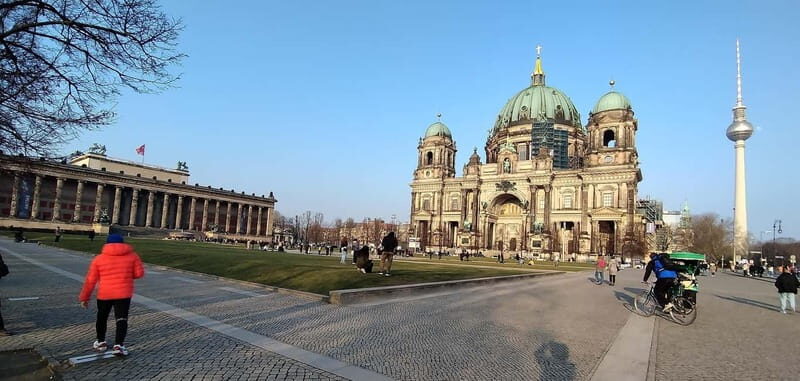 Private Rickshaw Berlin Highlights and secrets up-to 6 Pers. - What Makes This Tour Stand Out?