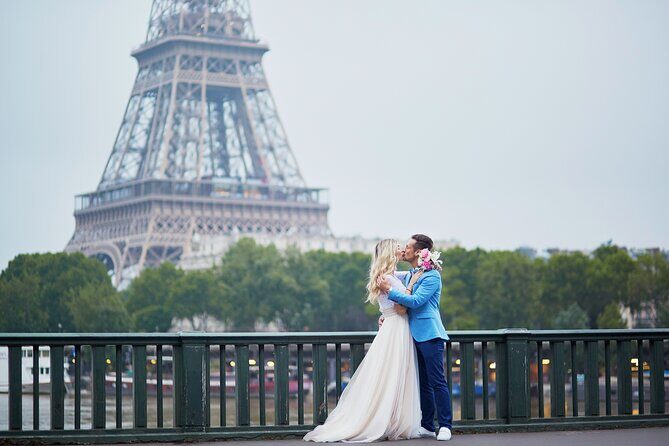 Private Romantic Photoshoot in Paris with Bouquet of Flowers - Key Points