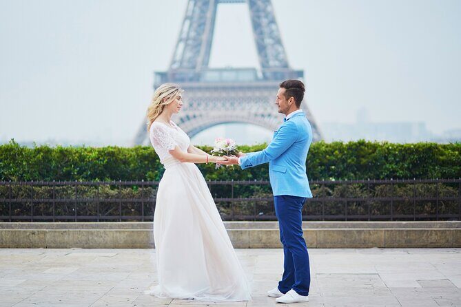 Private Romantic Photoshoot in Paris with Bouquet of Flowers - What We Loved Based on Reviews