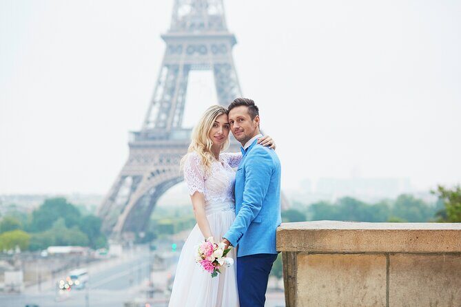 Private Romantic Photoshoot in Paris with Bouquet of Flowers - The Sum Up