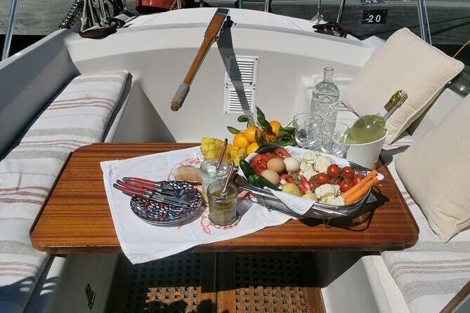 Private sailing excursion & Provencal picnic - A Close Look at the Experience