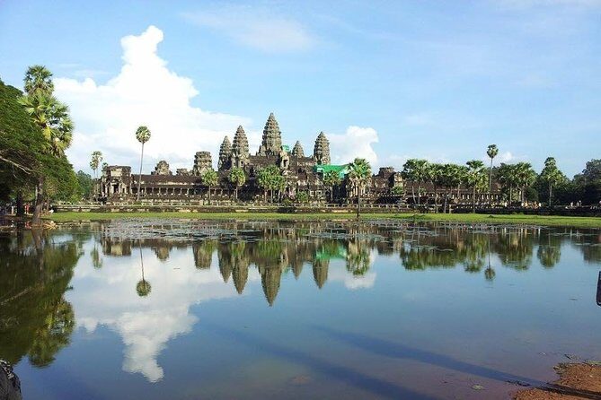 Private Siem Reap 2 Days Tour Angkor Wat and Floating Village - Day 1: Discovering the Heart of Angkor