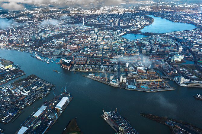 Private Sightseeing Flight Over Hamburg - An immersive view of Hamburg from above