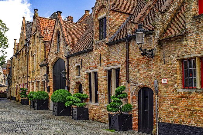 Private sightseeing roundtrip transfer to Bruges from Amsterdam - Key Points
