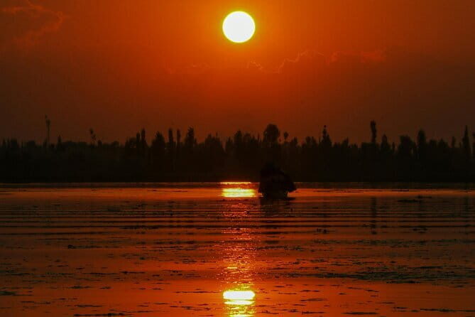 Private Splendor Kashmir Tour - Day 1: Visiting Srinagar’s Garden of Bliss and the Lakeside Jewel