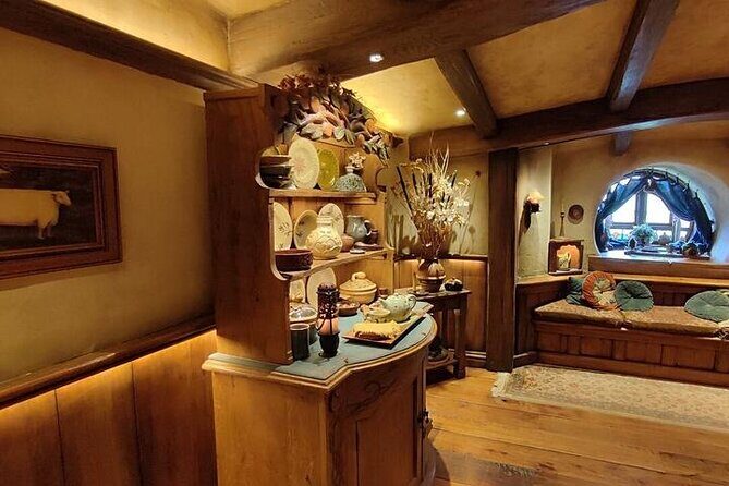Private Tour from Auckland Hobbiton Movie Set and Te Puia Magic - An In-Depth Look at the Tour Experience