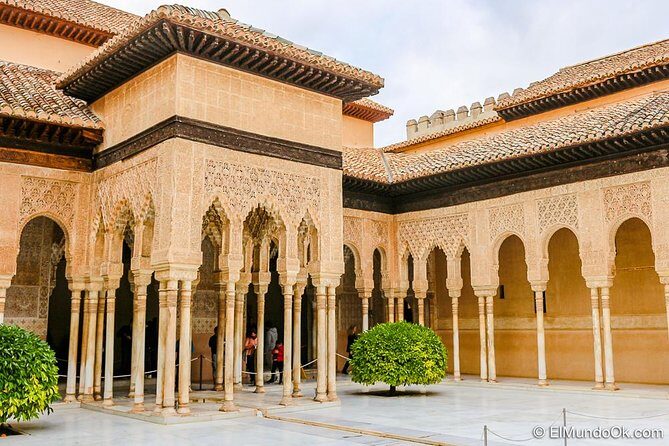 Private tour from Malaga to the Alhambra Palace and Granada for up to 8 persons - FAQ