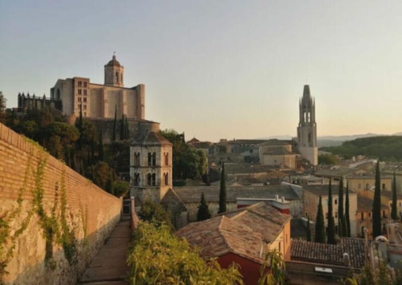 Private Tour Girona & Kayaking in L'Escala - Walking the Streets of Girona: A Medieval Tapestry