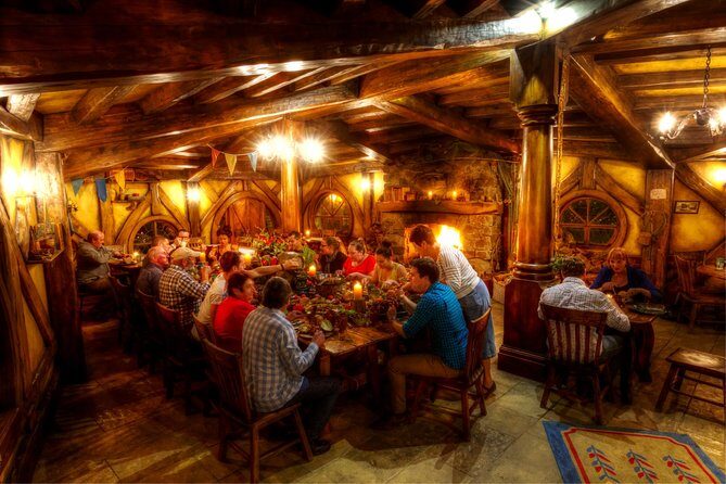 Private tour - Hobbiton Movie Set Evening Banquet Return from Auckland - Key Points
