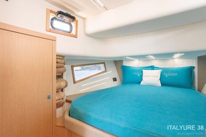 Private tour in Premium Yacht from Sorrento to Capri and Positano - Exploring Capri’s Vibrant Heart