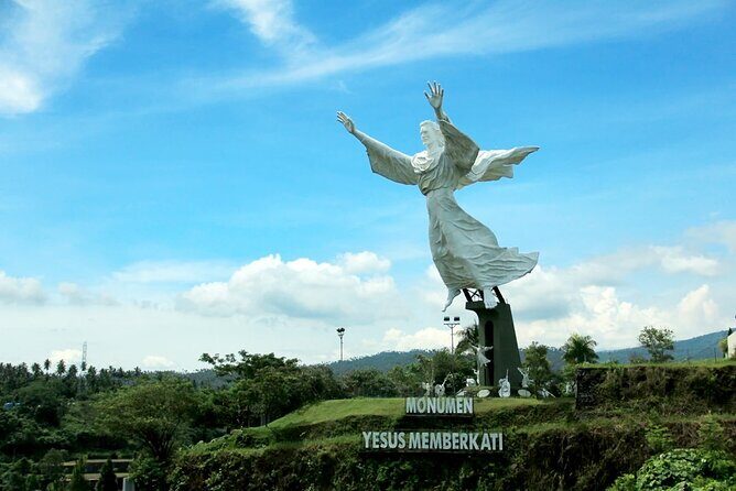 Private tour of Manado and Tomohon including lunch and driver - An Overview of the Tour Experience