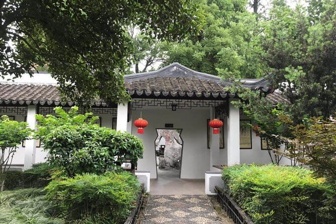 Private Tour of Shanghai City Highlights and Zhujiajiao Ancient Town with Lunch - A Day of History, Water, and Skyline Views