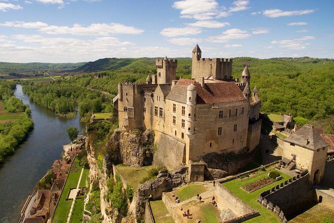 Private Tour : Prehistoric Cave and Castle by EXPLOREO SARLAT - A Closer Look at the Tour Experience