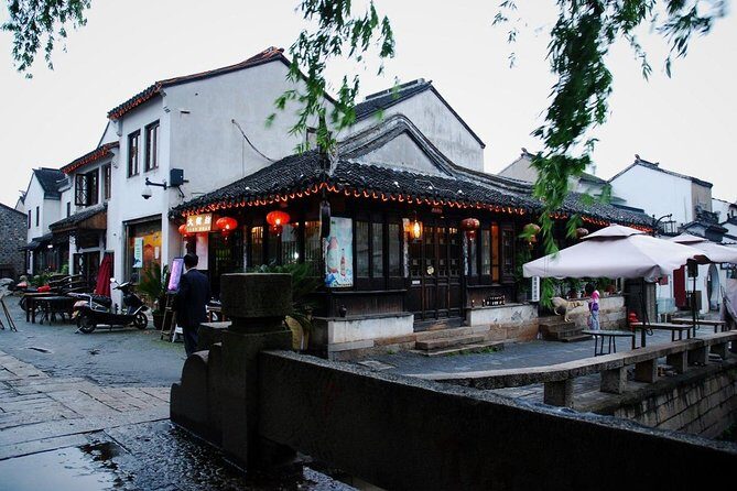 Private Tour To Tongli Town, Suzhou Museum & Pingjiang Road with Vegeterian Food - Cruising Along the Canals and Cultural Evening