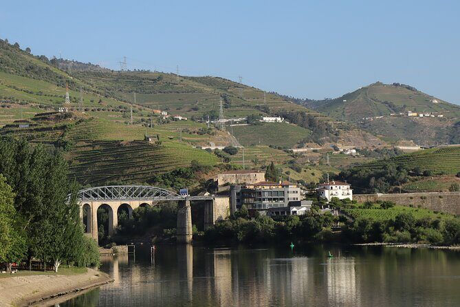 Private tour with 3 wineries and viewpoint - Mid-Morning: Pinhao and a Taste of the Region