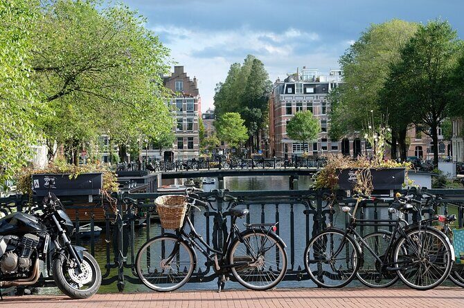 Private transfer from Paris to Amsterdam, 2h Stop in Brussels - Experience the Comfort and Convenience of a Private Transfer from Paris to Amsterdam with a Stop in Brussels