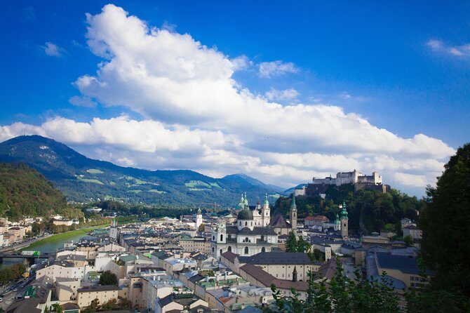 Private transfer from Vienna to Salzburg with 3h Sightseeing stop in Hallstatt - Who Should Consider This Tour?