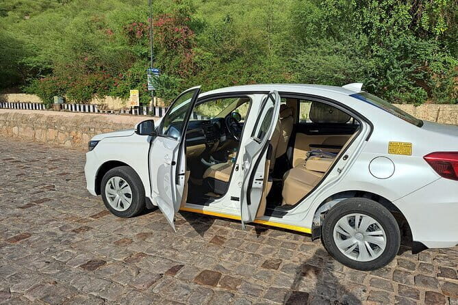 Private Transfers from New Delhi to Agra Hotel / Accommodation - Deep Dive into the Experience