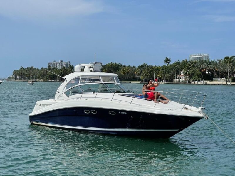 Private  Yacht Rentals  2h  Champagne gift - Introduction: An Elegant Way to See Miami from the Water
