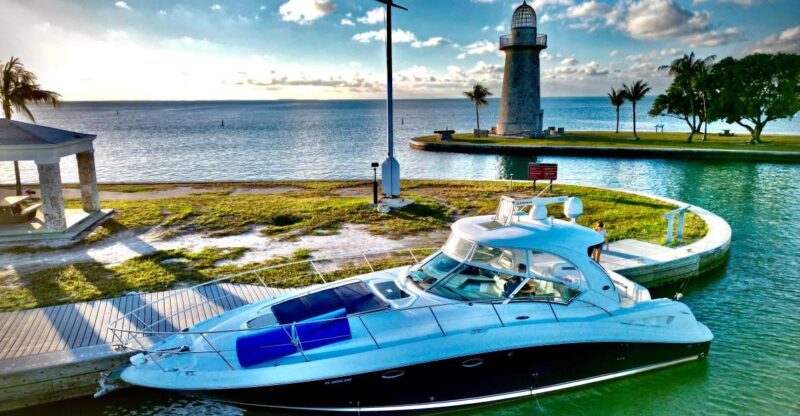 Private  Yacht Rentals  2h  Champagne gift - Key Points