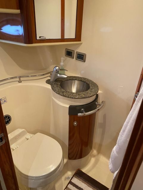 Private  Yacht Rentals  2h  Champagne gift - Detailed Breakdown of the Experience