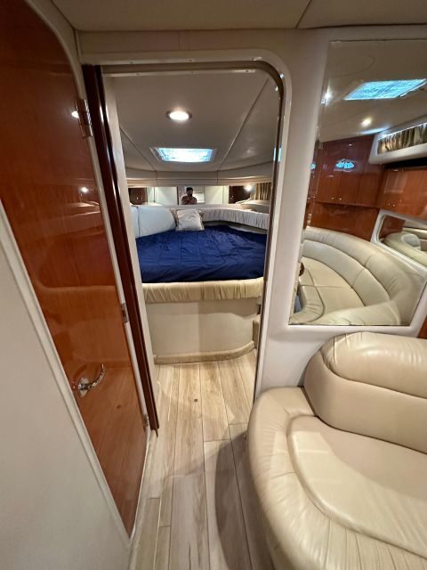 Private  Yacht Rentals  4h  Champagne gift - Key Points