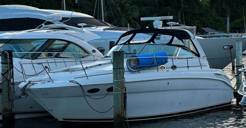 Private  Yacht Rentals  4h  Champagne gift - Setting the Scene: What to Expect from the Yacht Experience