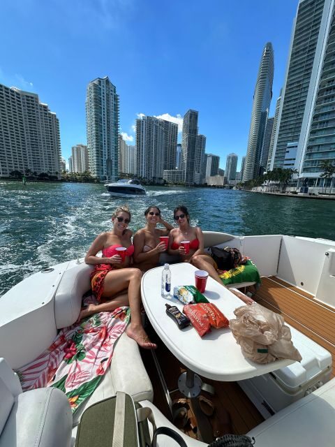 Private  Yacht Rentals  4h  Champagne gift - Highlights of the Experience