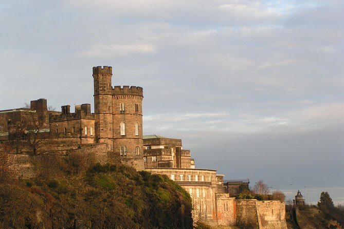 Public guided tour of Edinburgh at a minimum price - in French - Who Should Consider This Tour?