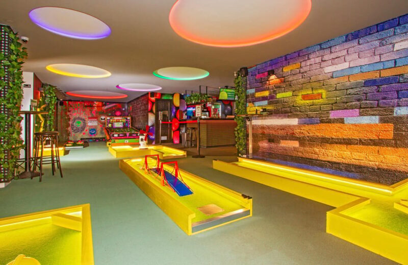 Puerto del Carmen: Indoor 18 hole Crazy Mini Golf Experience - The Experience and Atmosphere