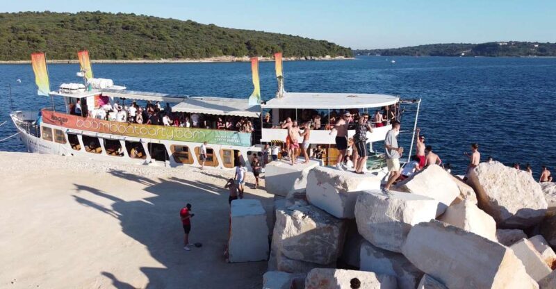 Pula: Boom Boat Party  Cruise, Drinks, DJ & After-Party - A Close Look at the Experience
