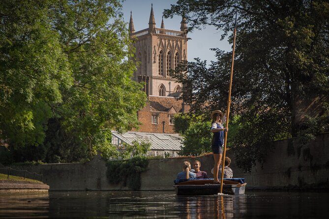 Punting Tour in Cambridge - An Overview of the Cambridge Punting Experience